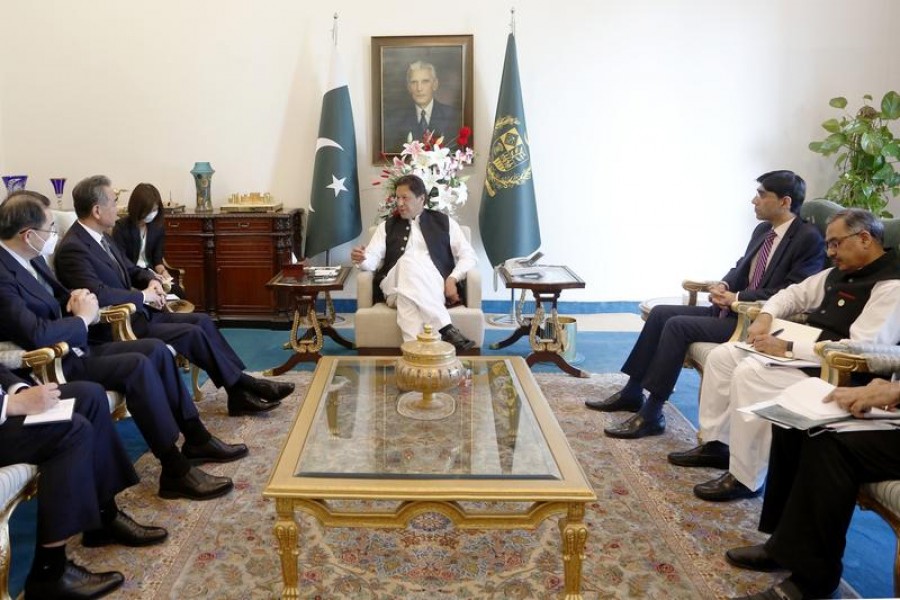 عمران خان يطالب بانتخابات باكستانية مبكرة ويلوح بالزحف نحو العاصمة